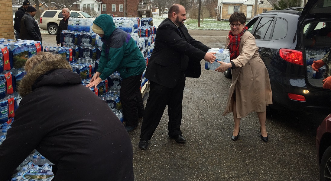 Distributing water in Flint | Living Lutheran